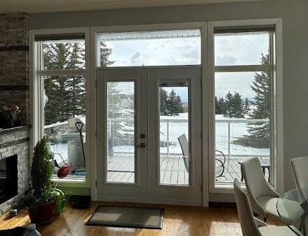 Transom Windows: Elevating Homes with Style & Functionality